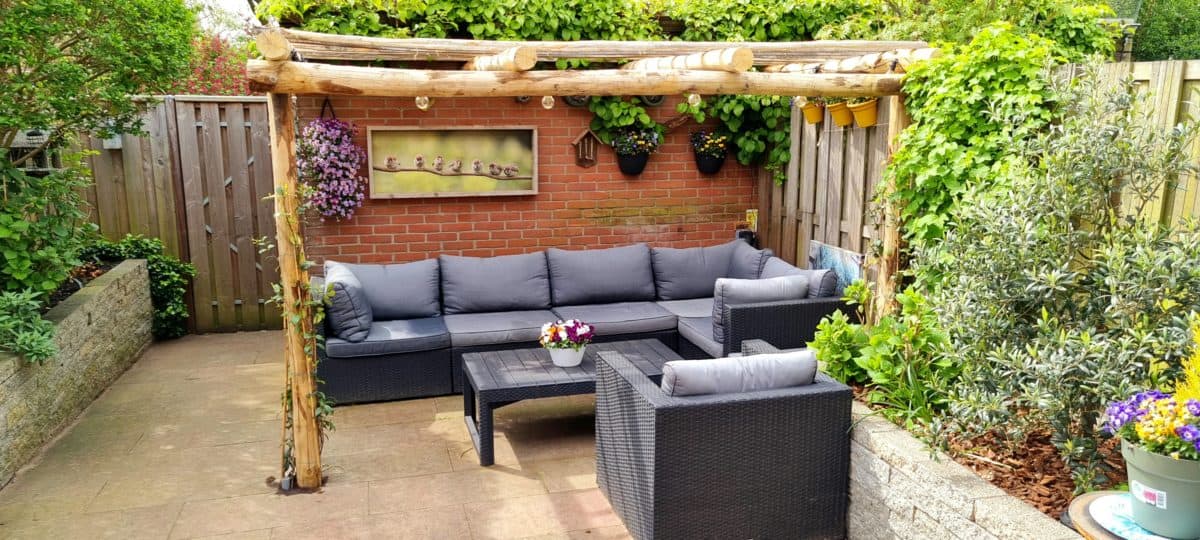 Een gezellige tuin loungehoek met overkapping